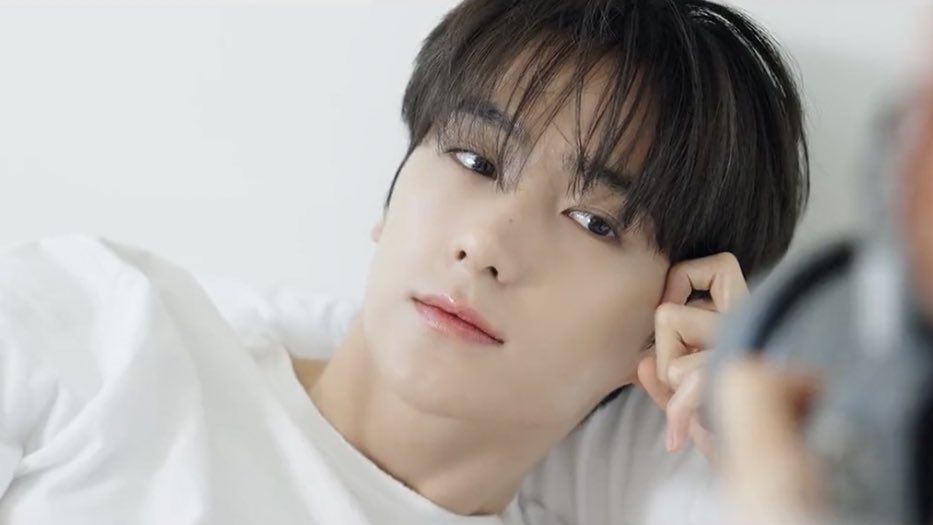 더쿠 - 특유의 청순한 분위기 잘 살린 더보이즈 현재 화보 스케치.twt