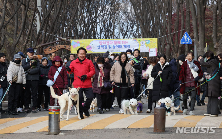 더쿠 서대문구 반려견과 함께하는 산책로 및 놀이터 개장 행사에 참석한 반려견들