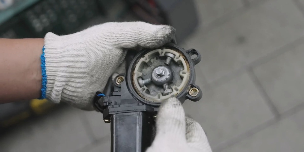 더쿠 - 가게 근처 사장님이 타는 SM525 차량 부품이 근처에 없어서 급하게 자체제작한 유투버 메르카바 박규열 대표.jpg