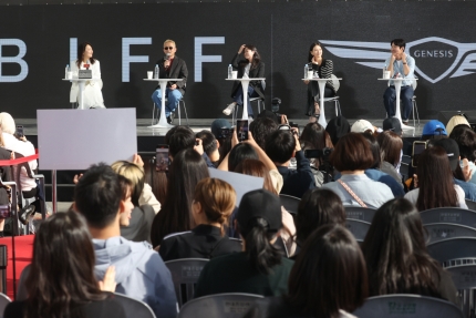 더쿠 - [SC-BIFF 폐막] "흥행 견인"vs"취지 퇴색"…불붙은 OTT 홍보 경쟁→부산서 총집결