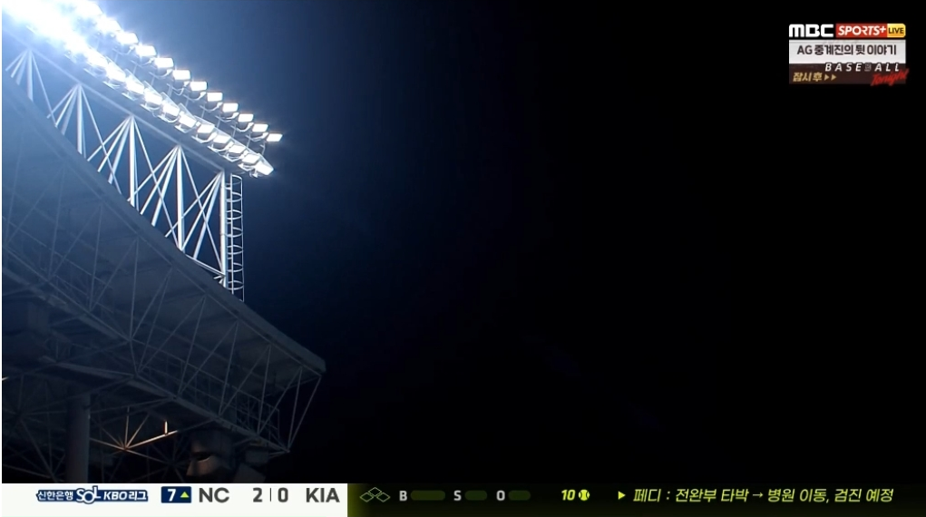 더쿠 - [KBO] NC 다이노스 에릭 페디는 트레이너 육안 판단으로는 뼈가 아닌 전완부 타박으로 추정된다고 합니다. 지금 바로 병원으로 이동해 검진할 예정이라고 합니다.