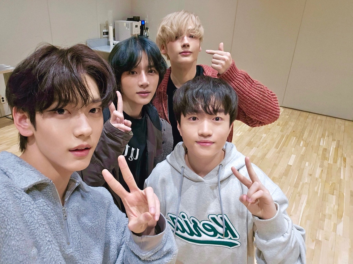 더쿠 - 투바투 트위터 - 수빈, 범규, 휴닝카이 & 롤 T1 케리아 셀카