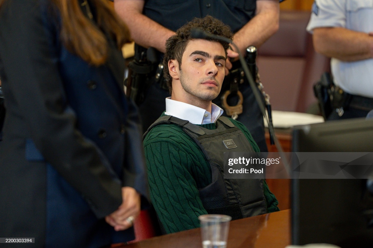 더쿠 - 해외에서 화제 중인 루이지 망지오네, 뉴욕주 형사법원에서 찍힌 사진