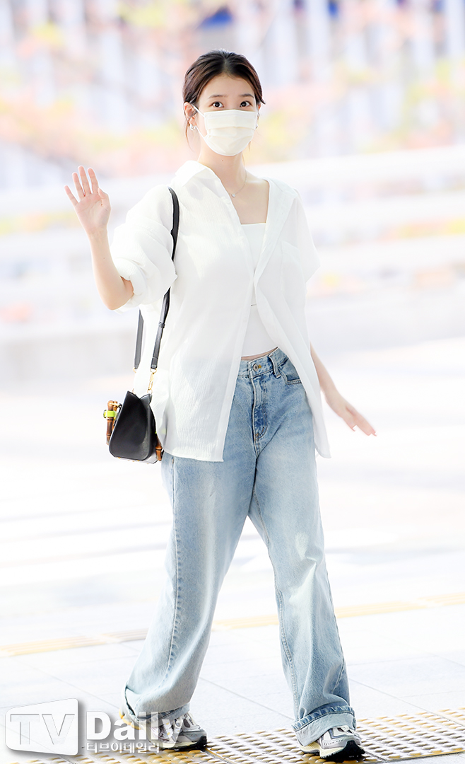 더쿠 - 아이유 오늘 공항 출국.jpg