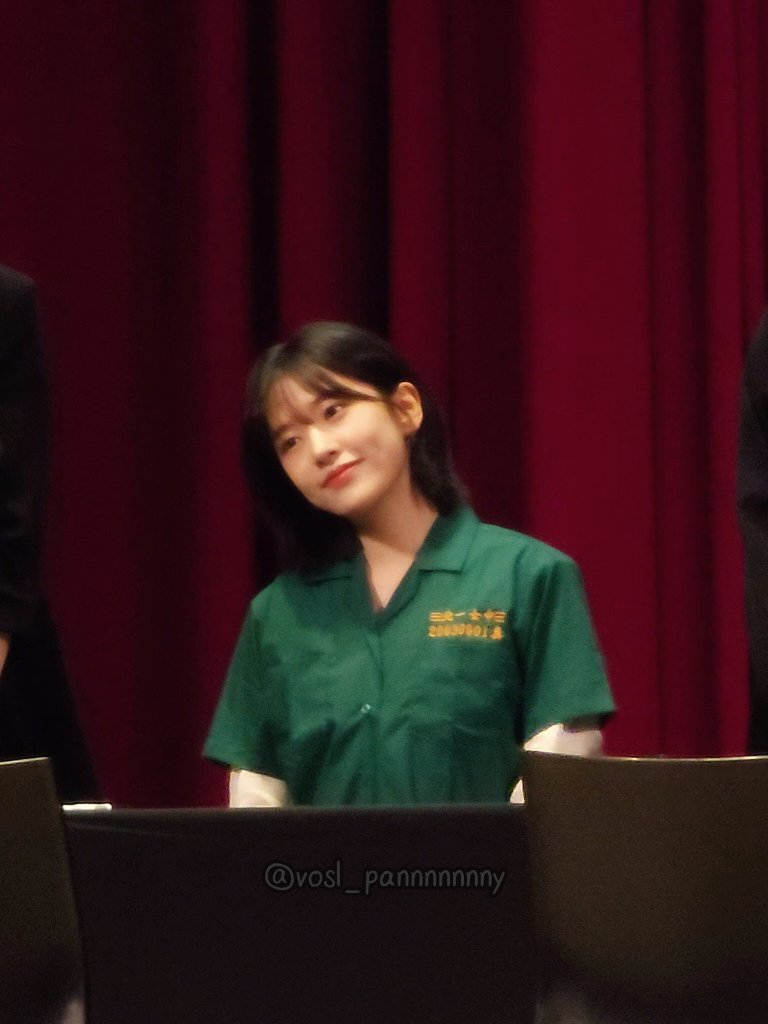 더쿠 - 오늘자 대만에서 대만 고등학교 교복 입은 아이브 안유진.jpg