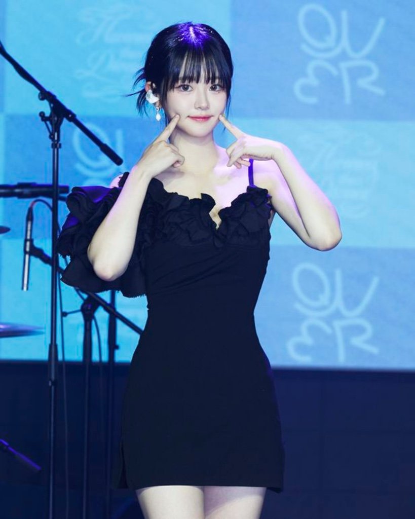 더쿠 - 어제 쇼케이스로 데뷔한 김계란네 걸밴드 그룹 QWER 기사사진 및 라이브.jpg