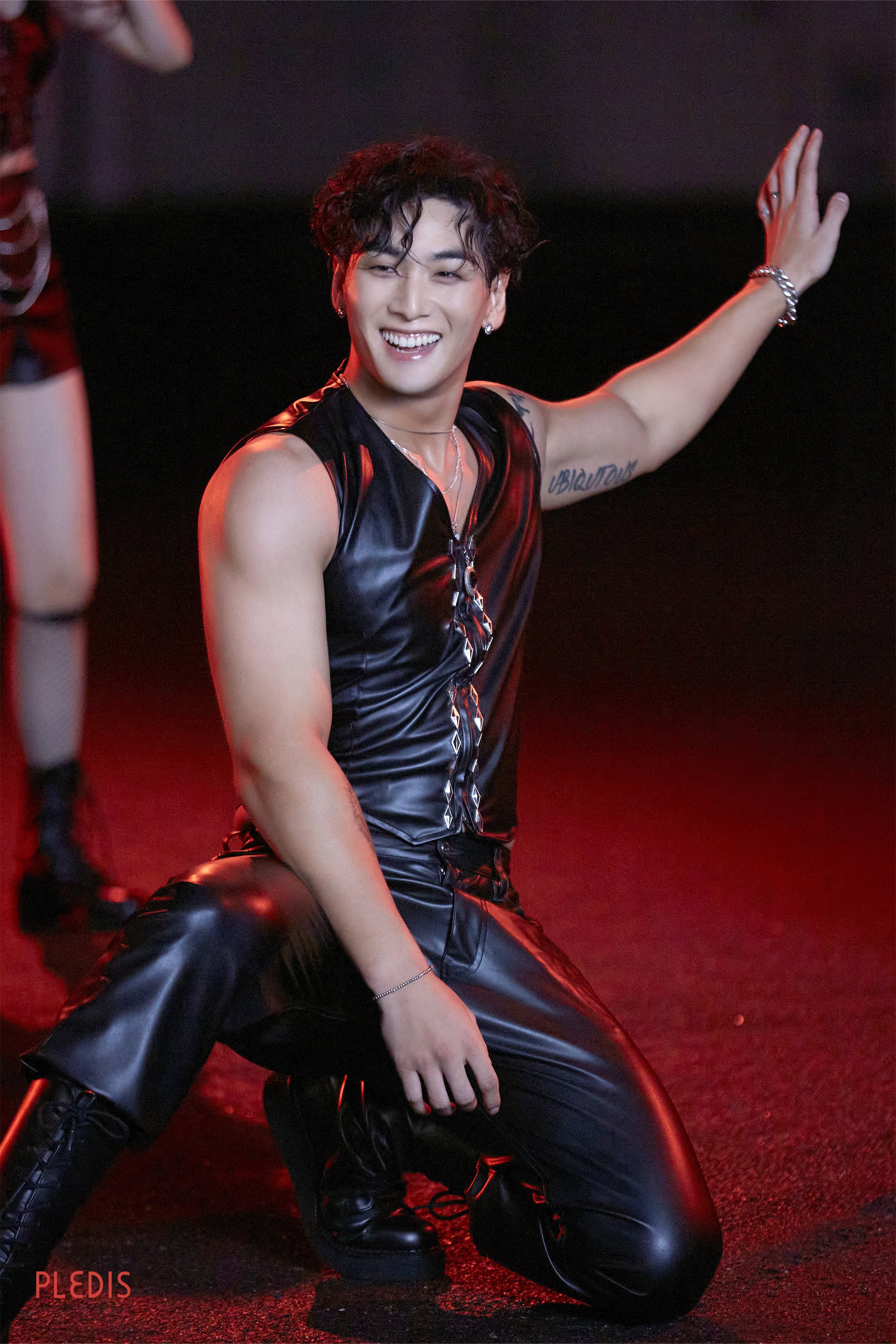 더쿠 - 백호 (BAEKHO) ‘엘리베이터’ Official Performance Film Behind Cut