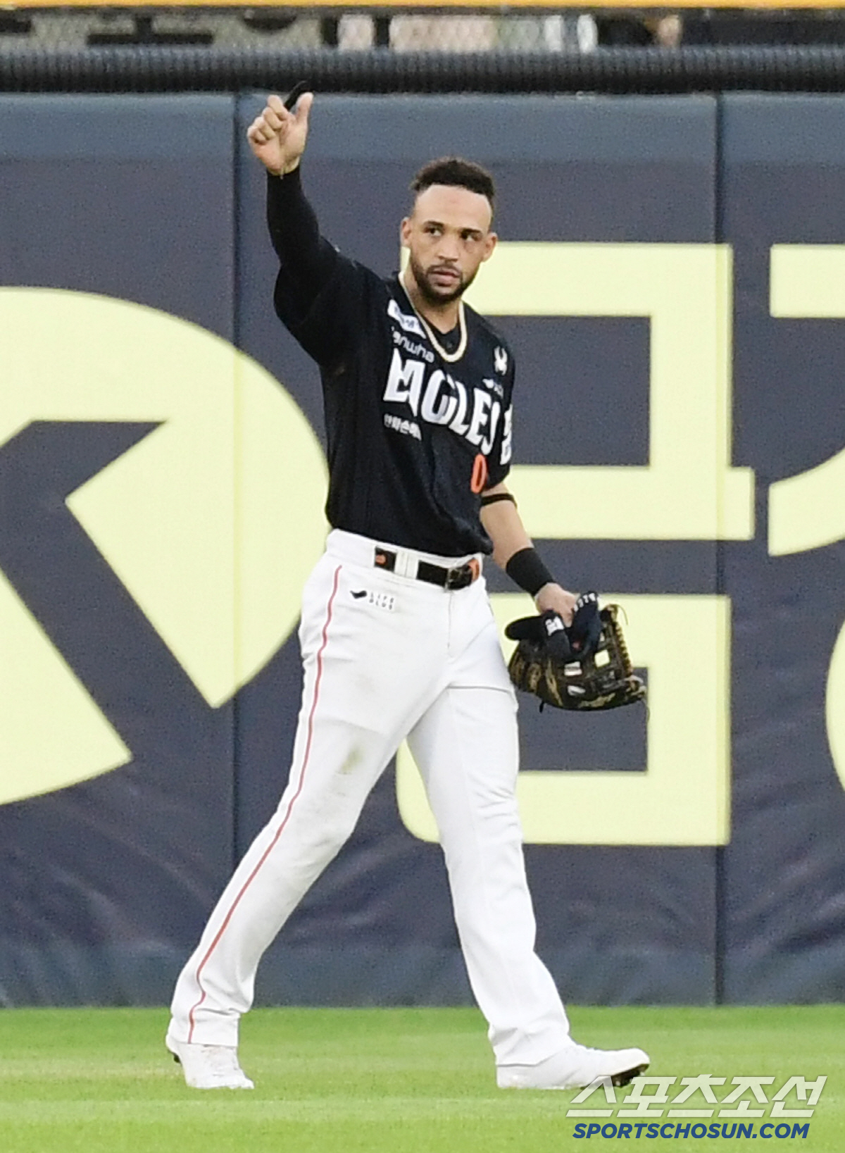 더쿠 - [KBO] '158km 쾅! 8승 안착' 한화 문동주, 리베라토 리스펙이 먼저였다 → "뭐야, 왜 뛰어가지? 미쳤다. 올해의 수비다"