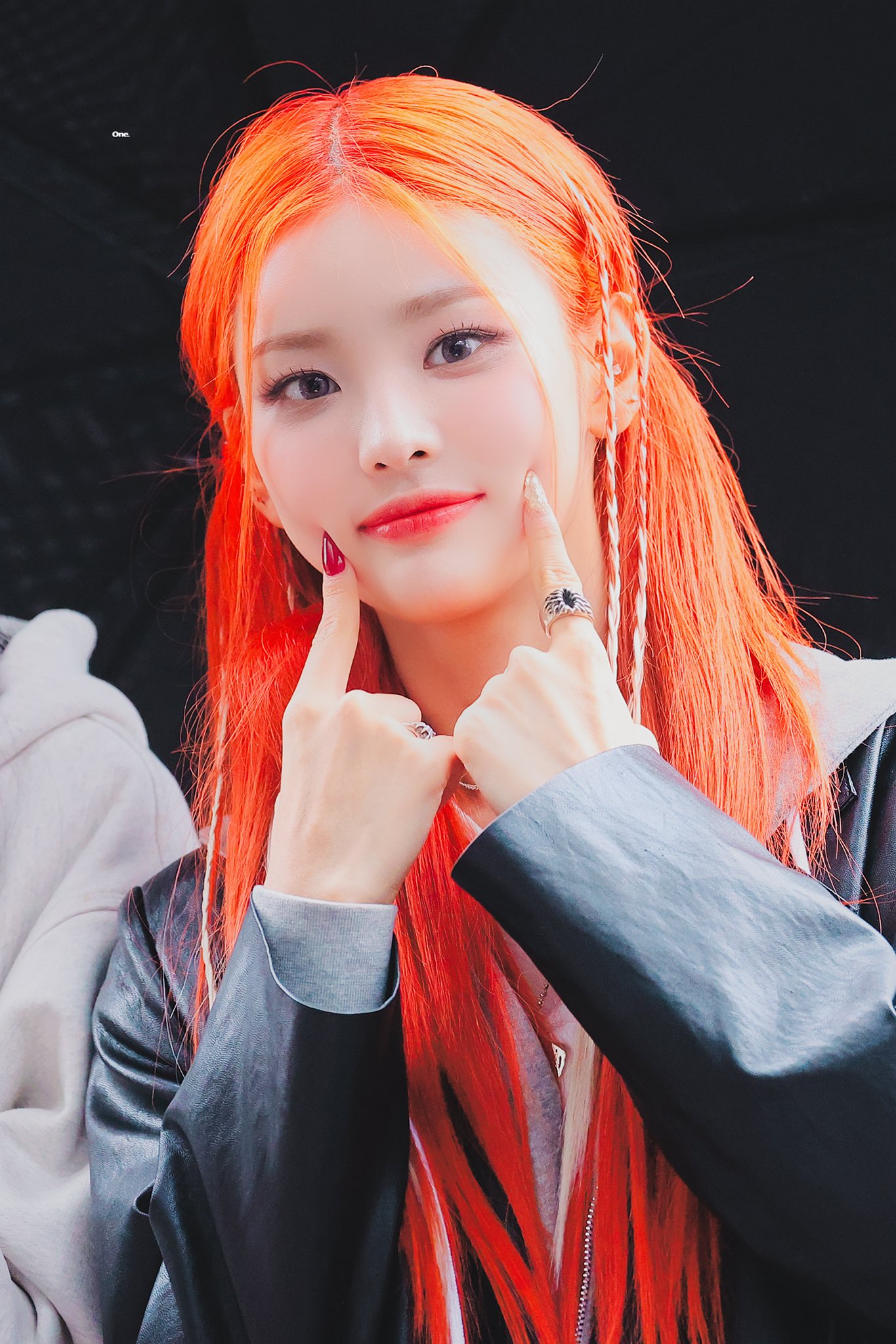 더쿠 - 요즘 단풍잎이랑 머리색 똑같은 여자아이돌.jpg