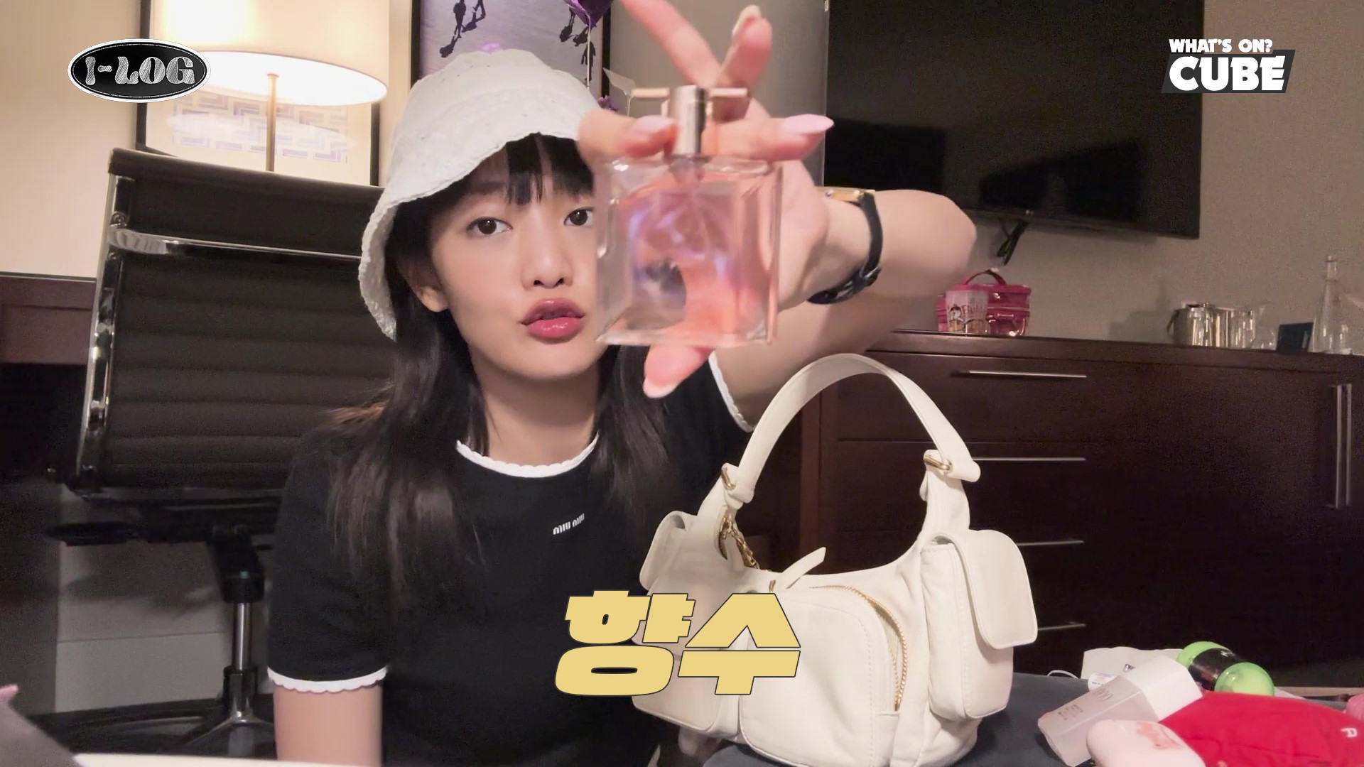 더쿠 - 핑크 러버 아이들 민니의 왓츠인마이백 (feat. 취향공유)