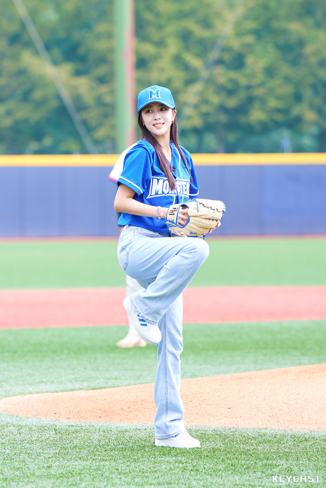 더쿠 - 조보아 최강야구 시구 비하인드 사진