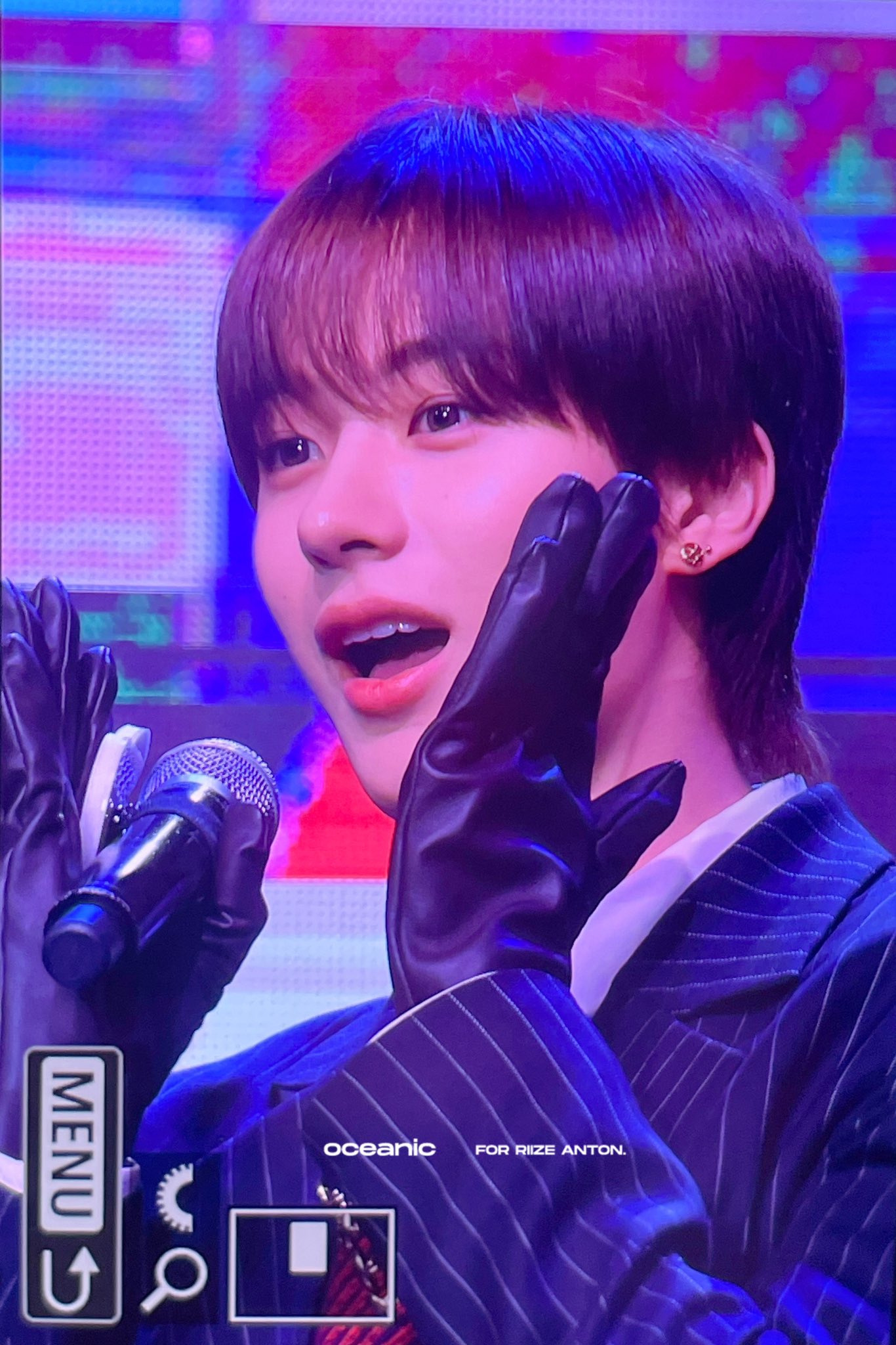 더쿠 - 핀스트라이프 수트 입은 SBS 가요대전 레드카펫 라이즈 앤톤