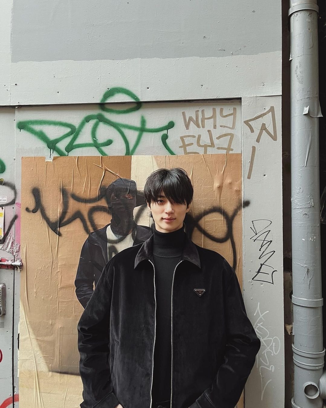 더쿠 똑바로 서서 찍을때마다 얼굴 작은 게 너무 실감돼