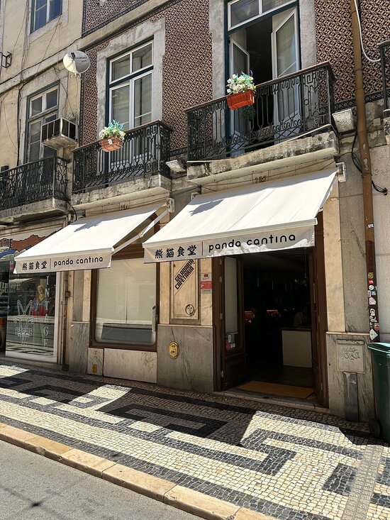 더쿠 - 리스본 현지인들도 줄서서 먹는 의외의 맛집.jpg