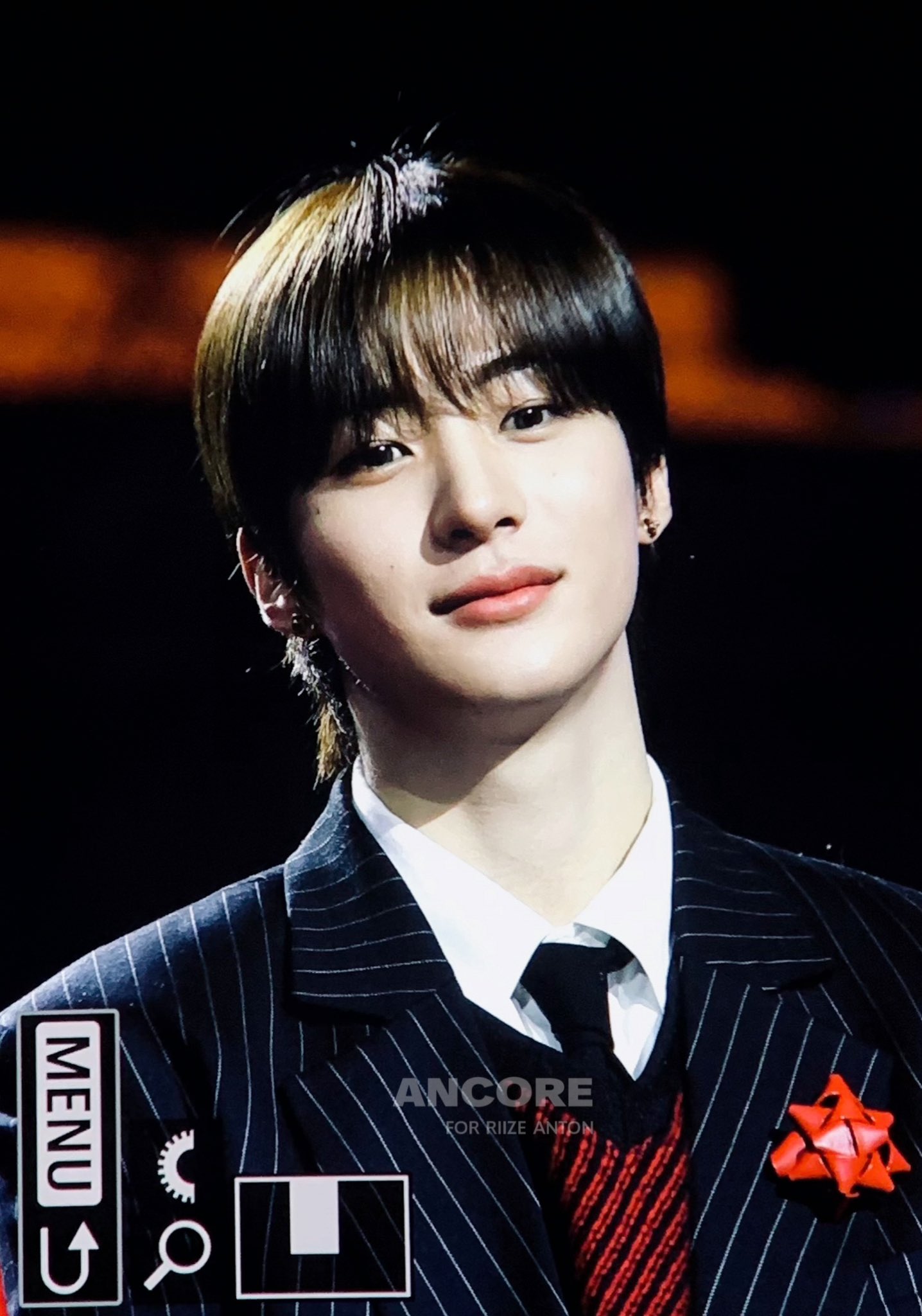 더쿠 - 핀스트라이프 수트 입은 SBS 가요대전 레드카펫 라이즈 앤톤