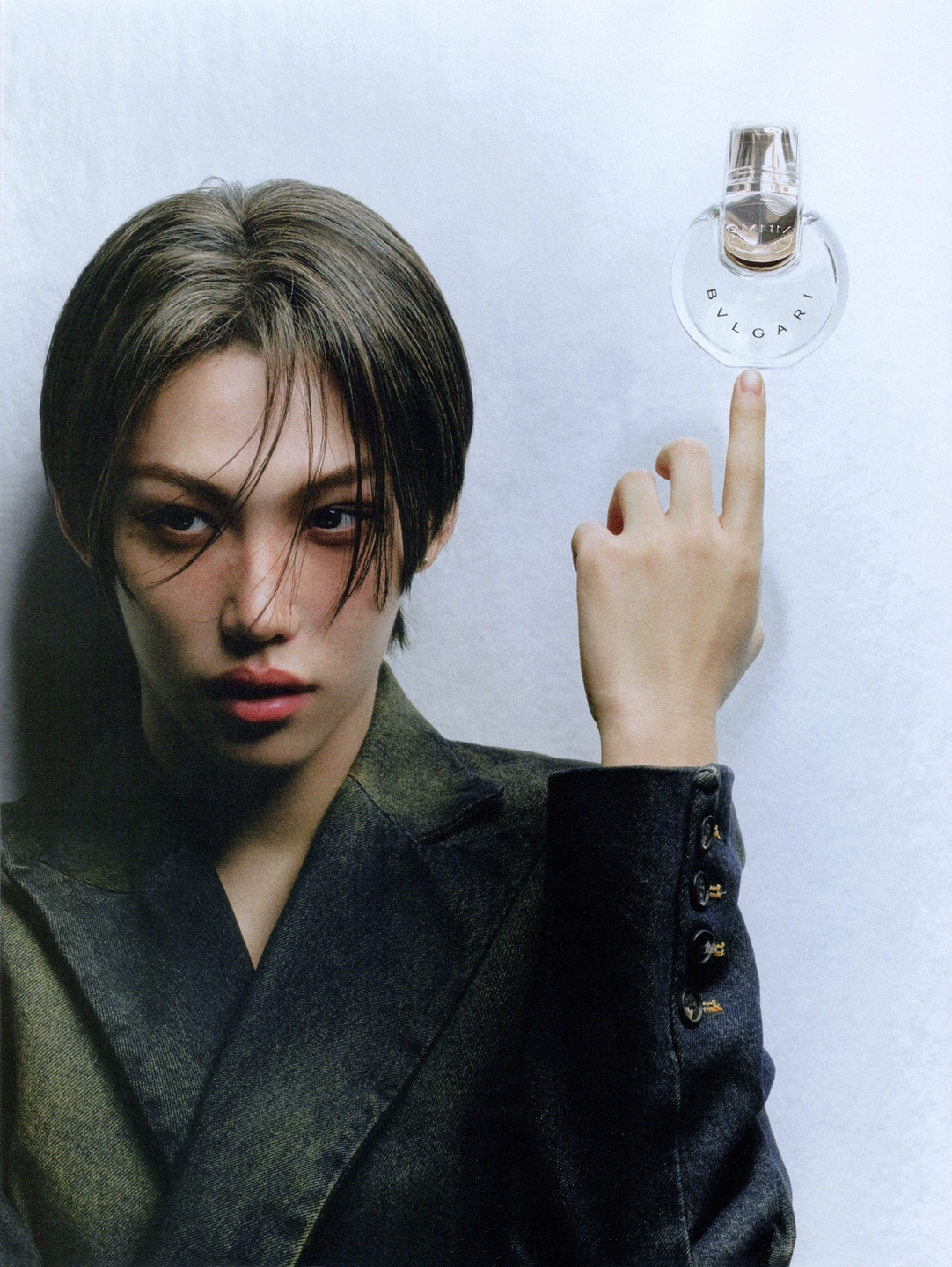 더쿠 - 흑발 금발 2가지 헤어컬러로 향수 화보 찍은 필릭스