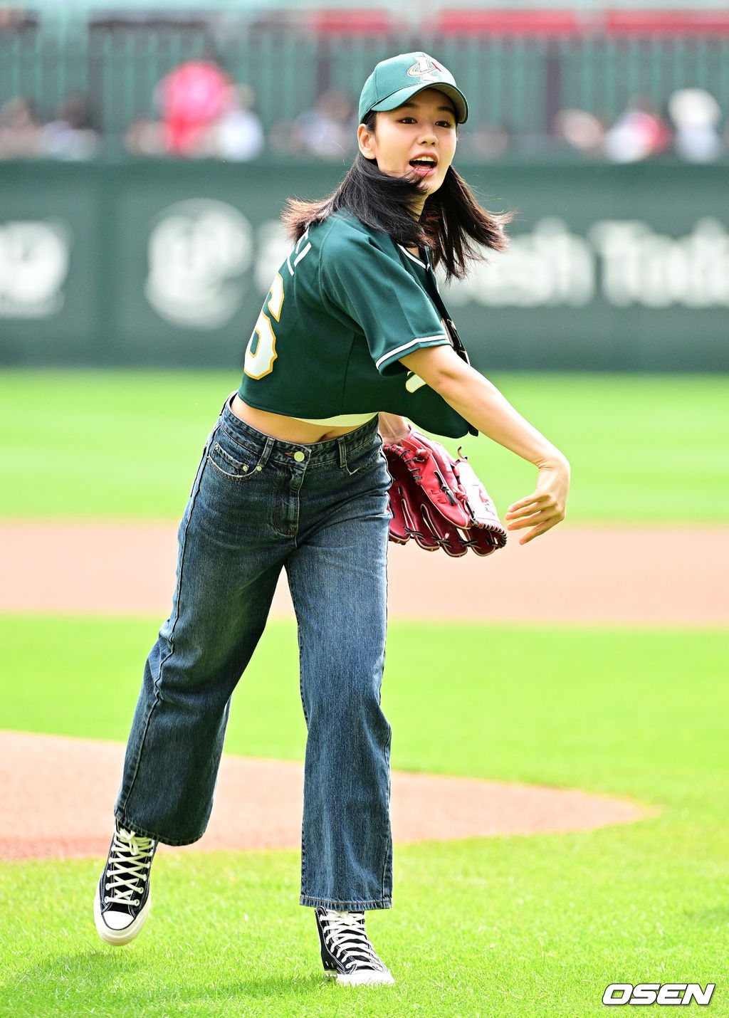 더쿠 - [KBO] SSG 안은진 시구