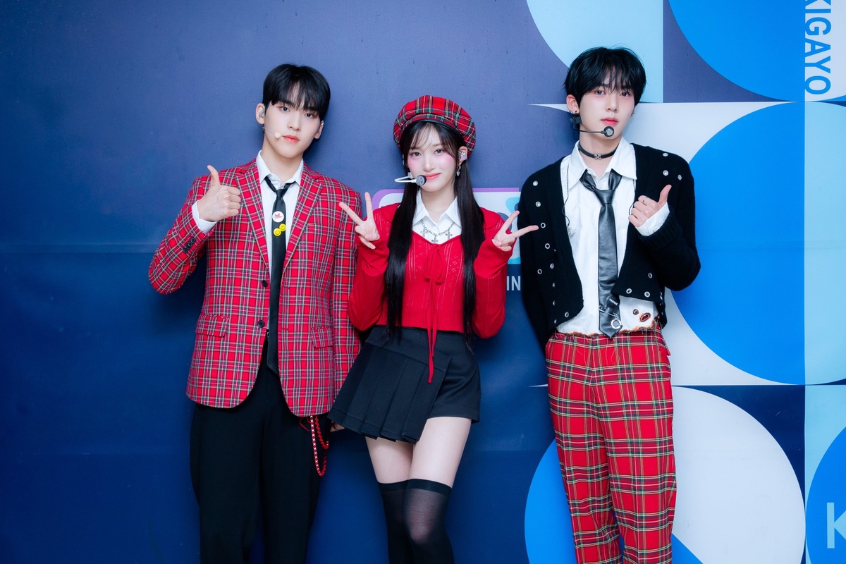 더쿠 - 어제 인기가요 엠씨로 첫방송한 아이브 막내 생방송 중에 탕후루 받아서