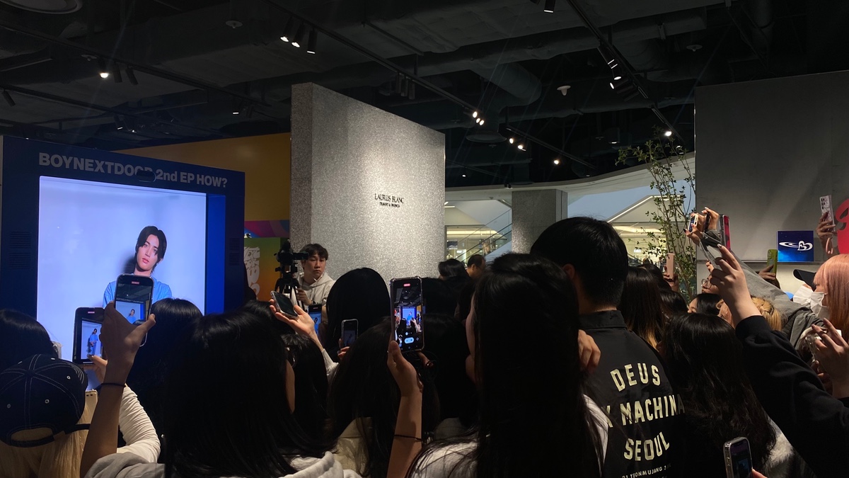 더쿠 - 더현대 갔다가 최애하고 MZ식 영통한 썰.twt