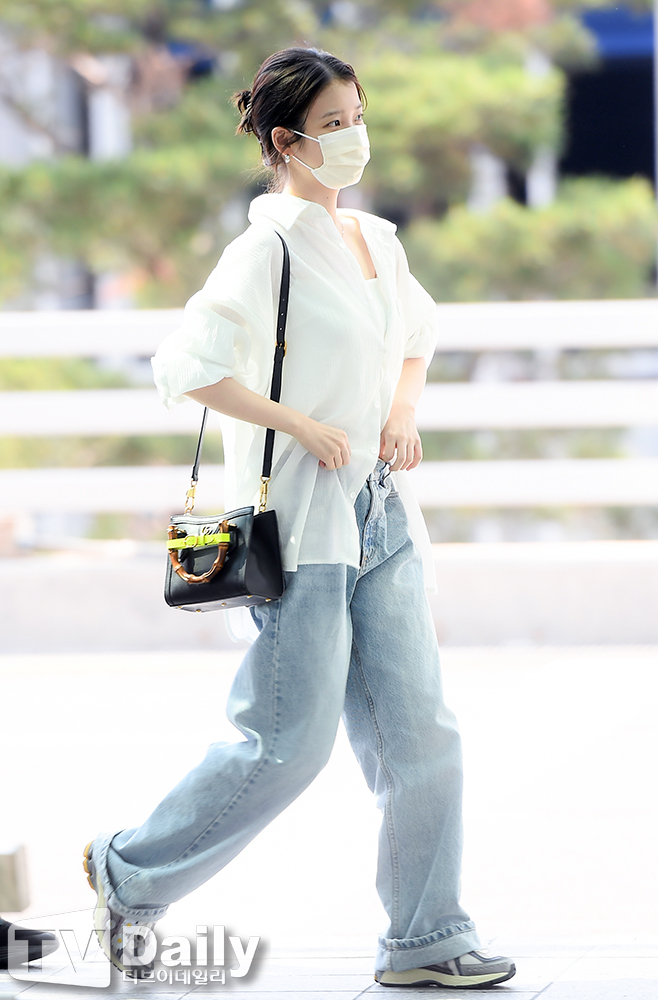 더쿠 - 아이유 오늘 공항 출국.jpg