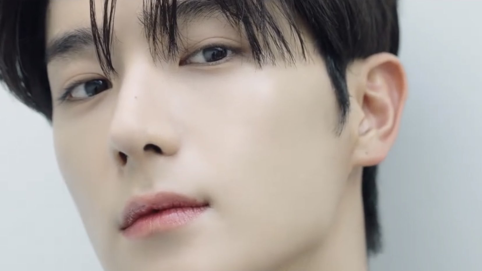 더쿠 - 특유의 청순한 분위기 잘 살린 더보이즈 현재 화보 스케치.twt