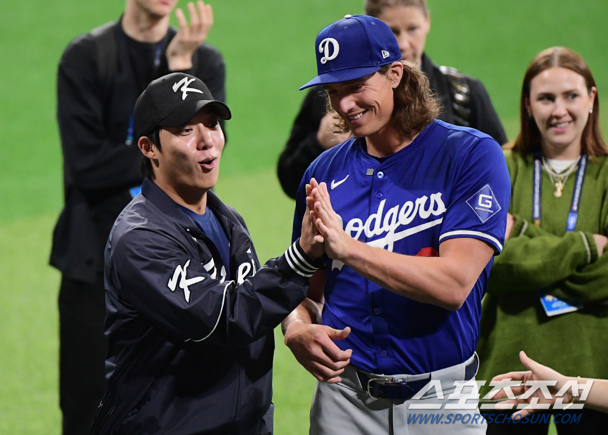 더쿠 - [KBO/MLB] 글래스노우와 손 맞댄 원태인 '손이 이렇게 커?'