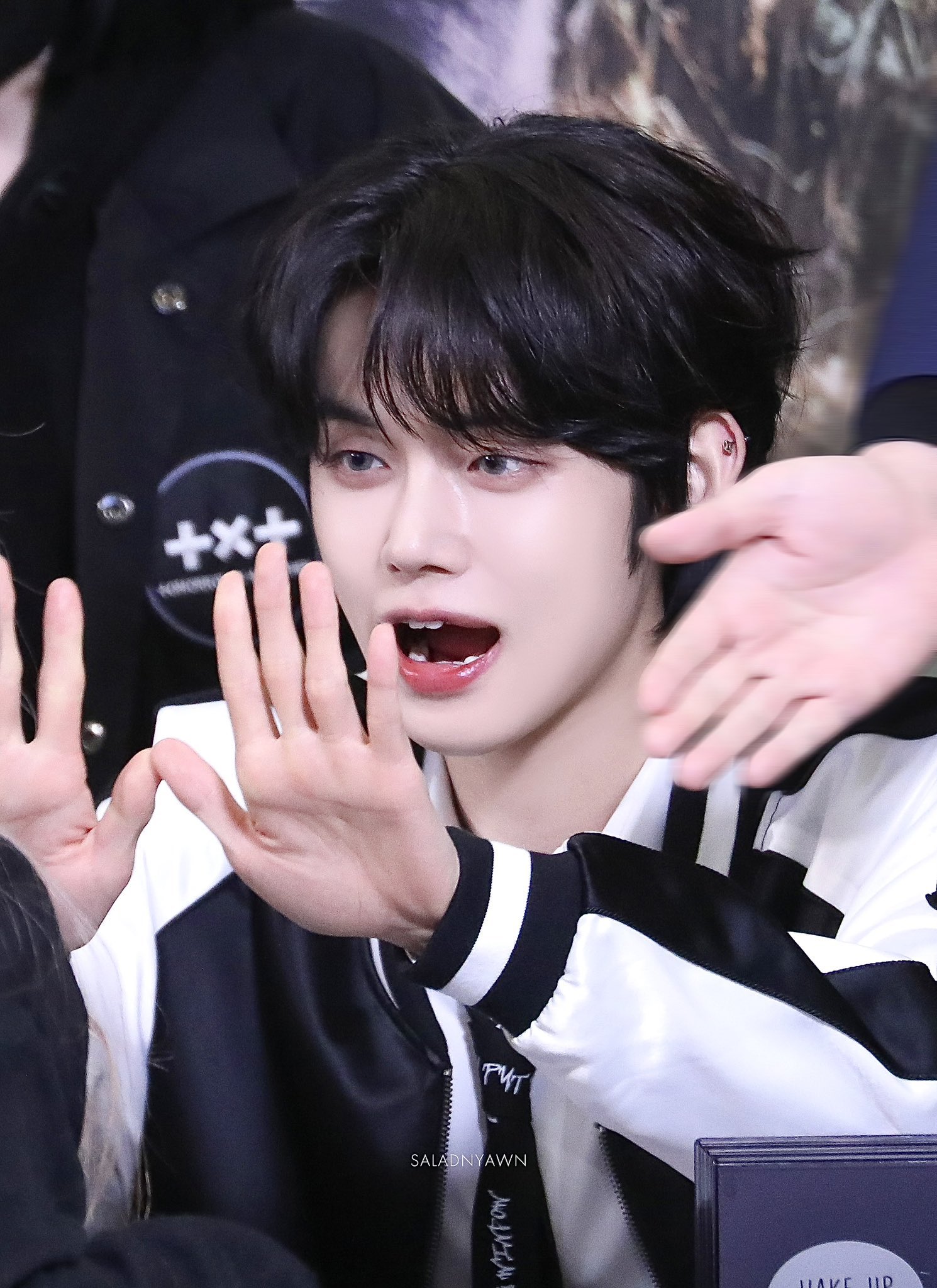 더쿠 투바투 연준 흑발하면 바로 여우에서 깜냥이됨