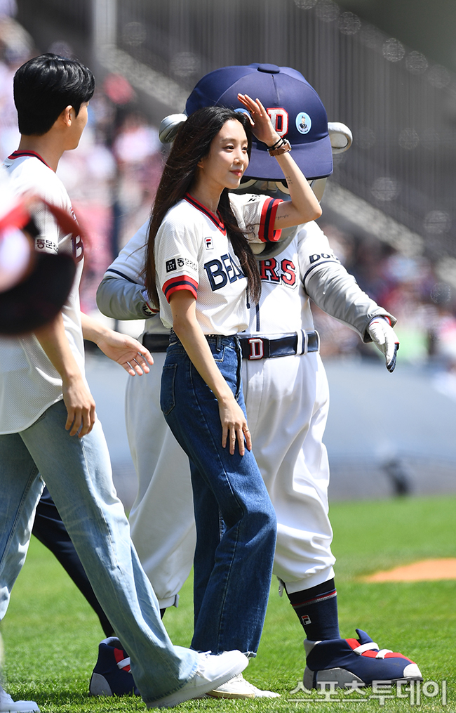 더쿠 - 두산베어스 시구-시타 한 정려원&위하준.jpg