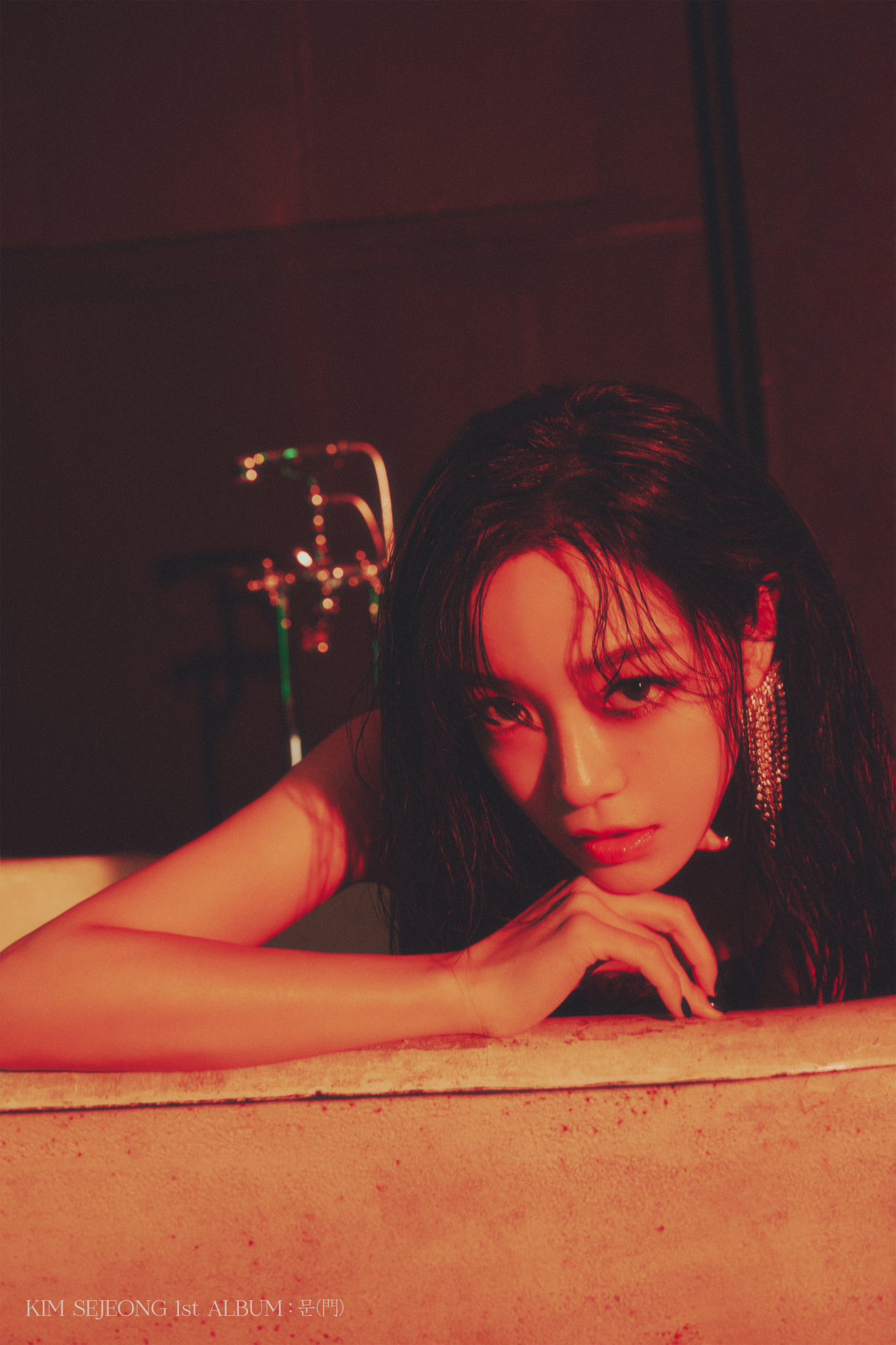 더쿠 - 김세정 KIM SEJEONG 1st ALBUM '문(門)' OFFICIAL PHOTO 'LOCK' ver.