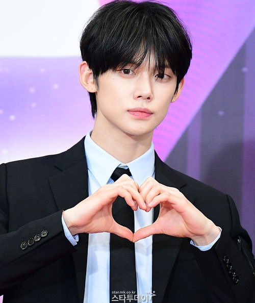 더쿠 오늘자 투모로우바이투게더 연준 레드카펫 기사사진