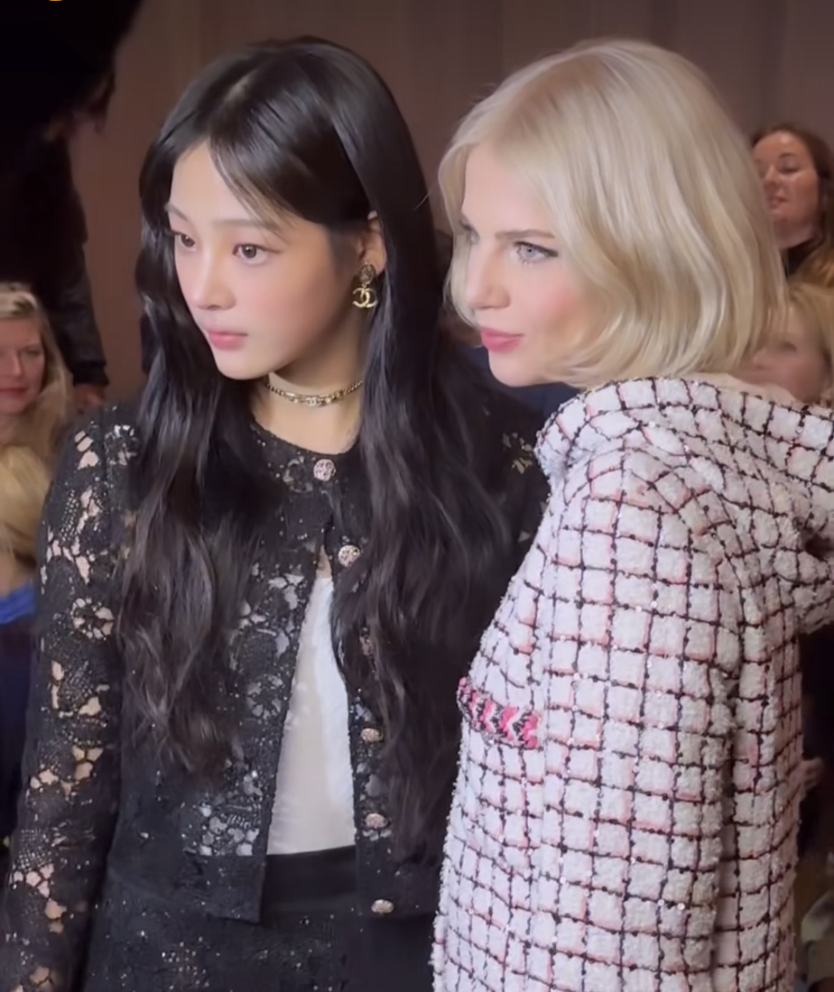 더쿠 - 민지 안에서 찍힌거