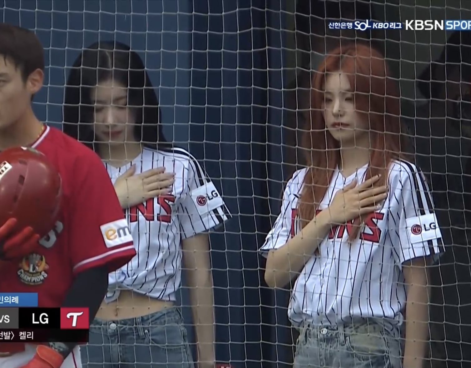 더쿠 - 있지(ITZY) 채령 예지 LG트윈스 승리기원 시구 시타.twt