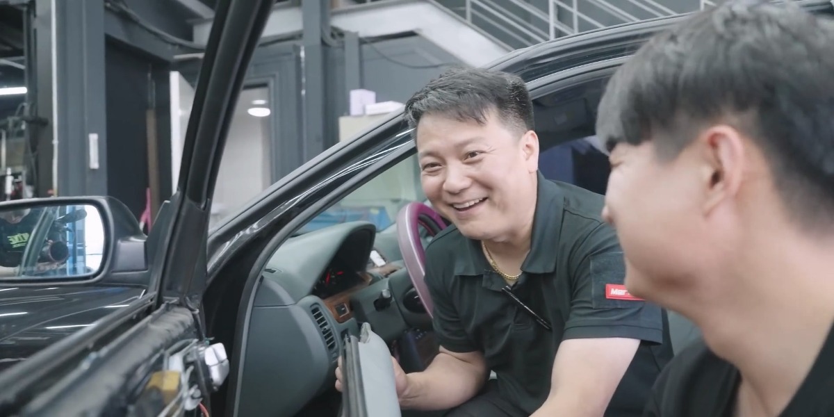 더쿠 - 가게 근처 사장님이 타는 SM525 차량 부품이 근처에 없어서 급하게 자체제작한 유투버 메르카바 박규열 대표.jpg