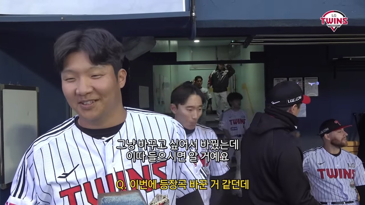 더쿠 - [KBO] 등장곡 바꿨다가 일주일만에 돌아온 선수.twt