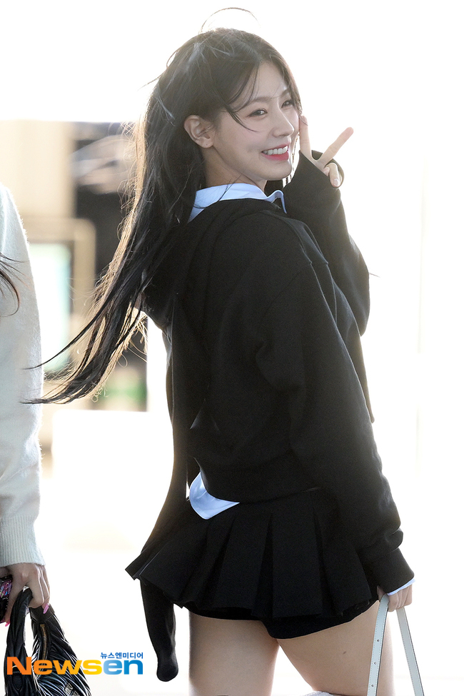 더쿠 - 바람에 맞서 멕시코 출국한 (여자)아이들.jpg