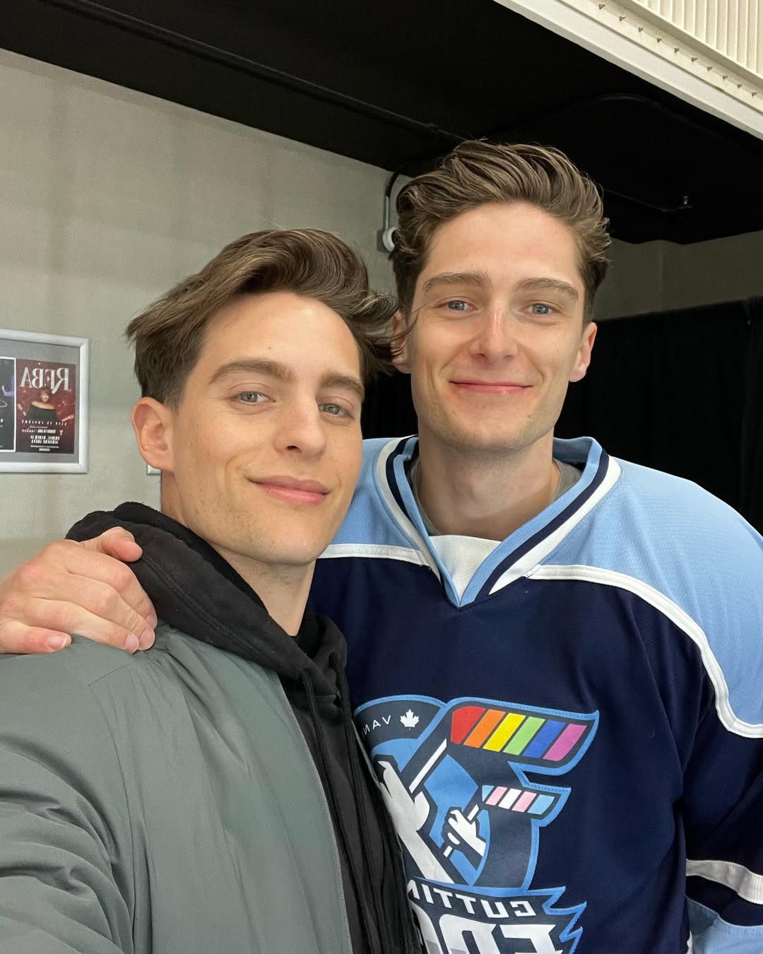 더쿠 - 묘하게 서로 닮아보이는 캐나다 하키 선수와 남편