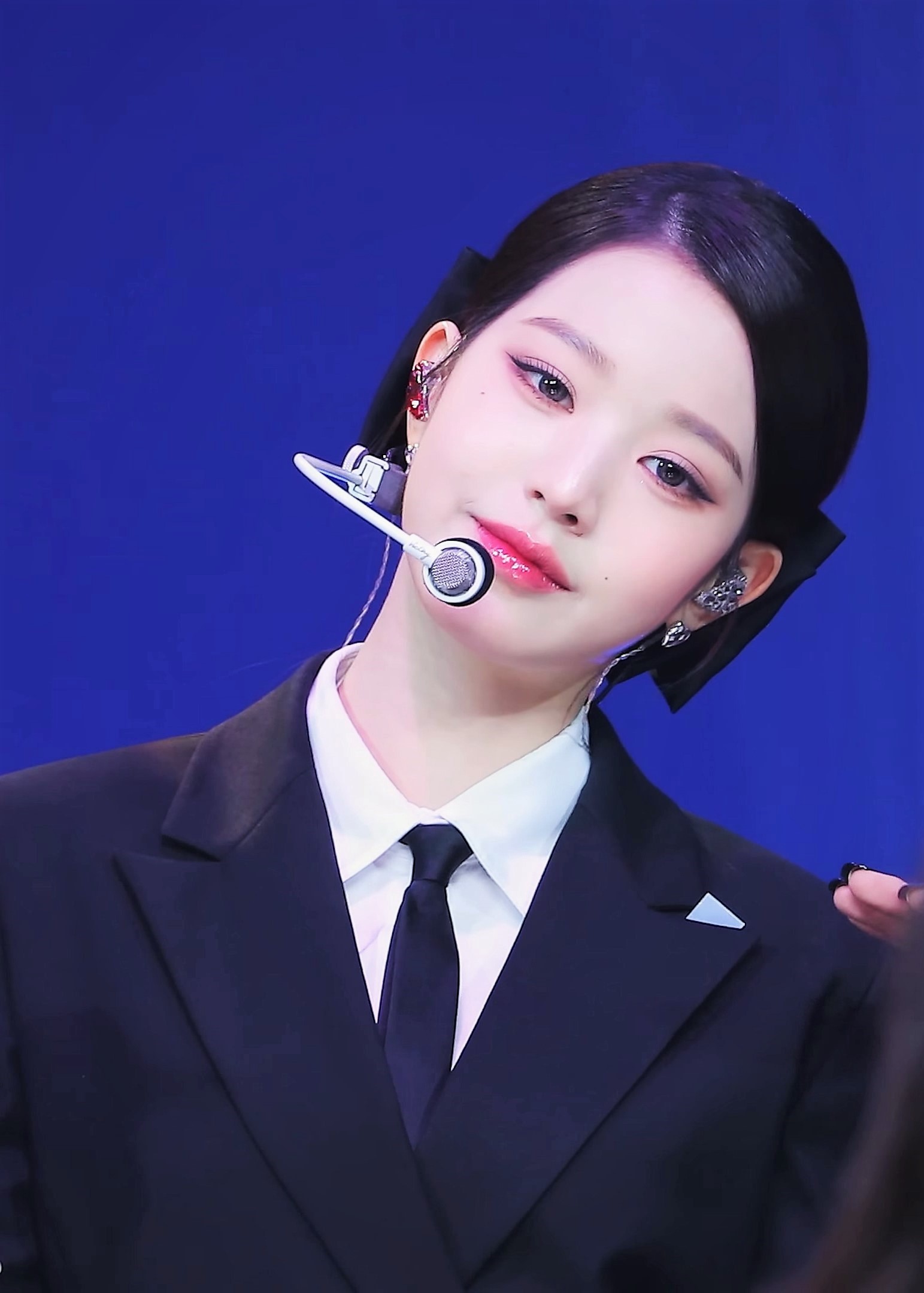 더쿠 - 장원영 비슷한 착장 다른 헤어스타일.jpg