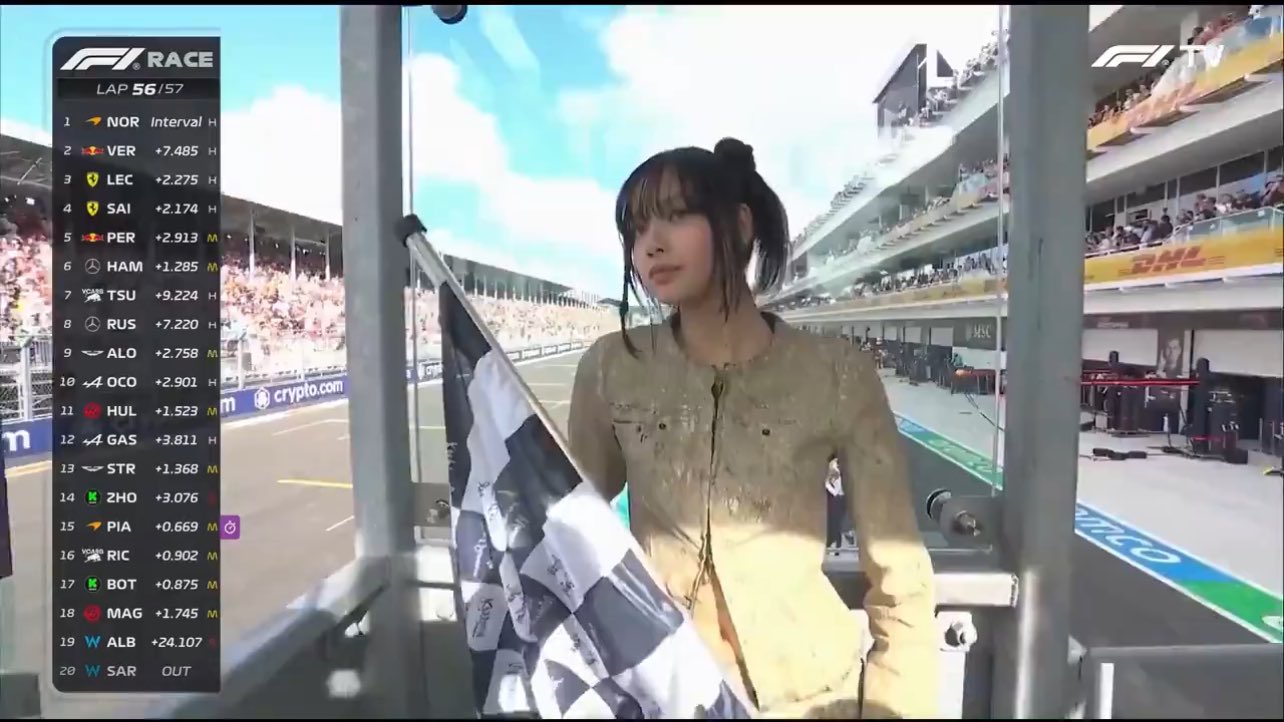 더쿠 - F1 miami grand prix 경기에서 체커기 흔든 블랙핑크 리사
