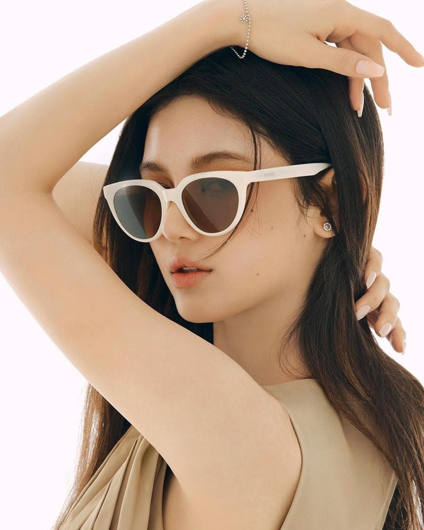 더쿠 - 뉴진스 x carin 신규 사진 업로드.