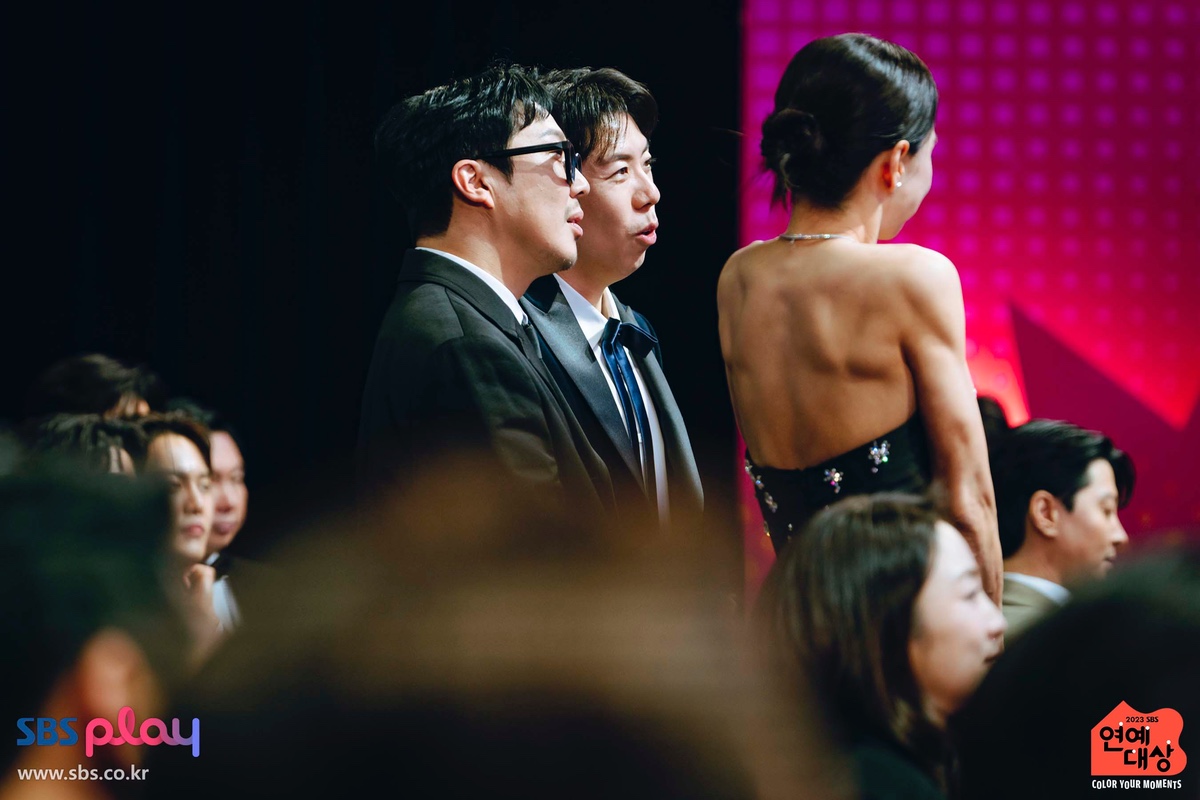 더쿠 - 이번 sbs 연예대상 비하인드 포토에 나온 송지효 등근육.jpg