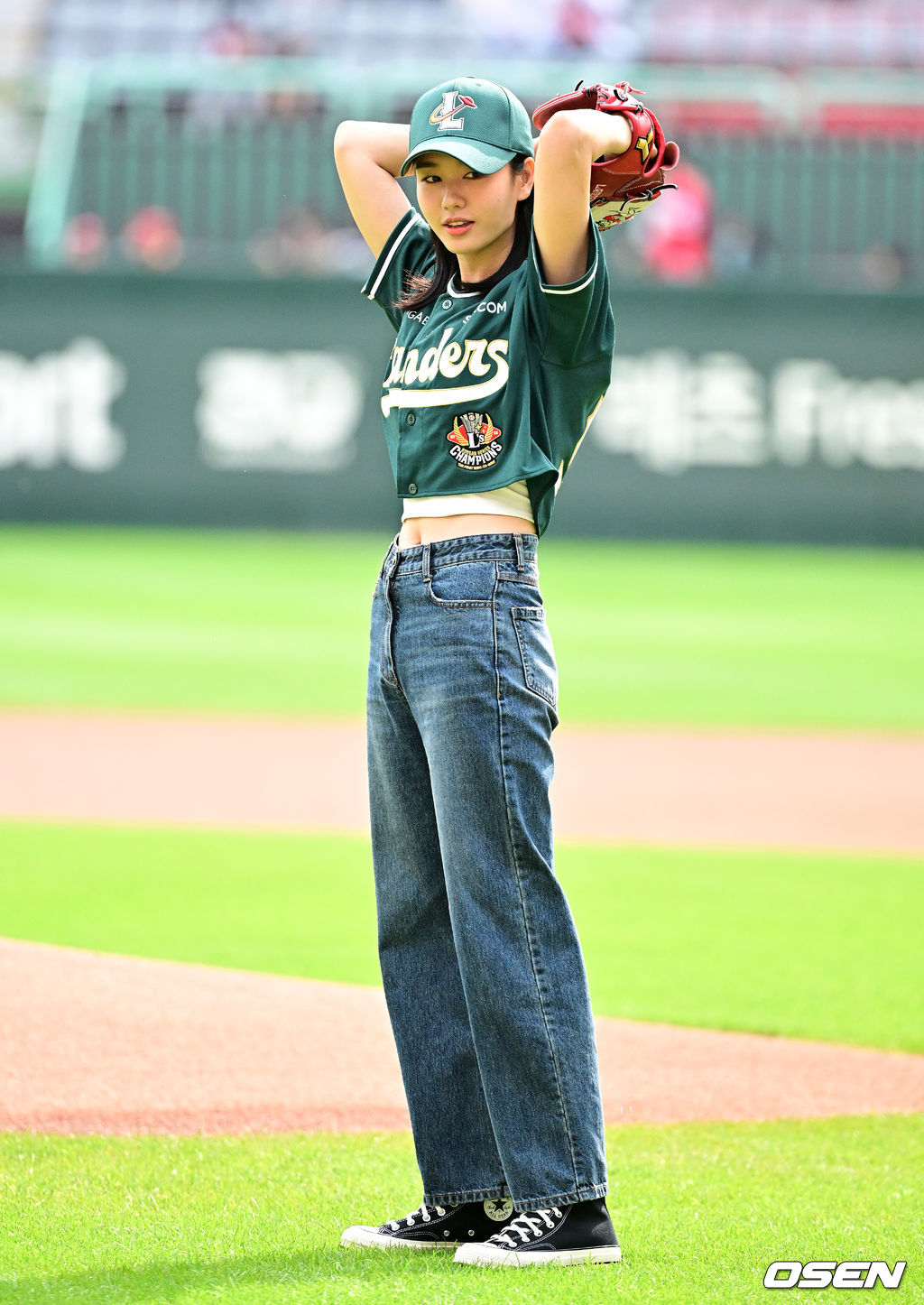 더쿠 - [KBO] SSG 안은진 시구