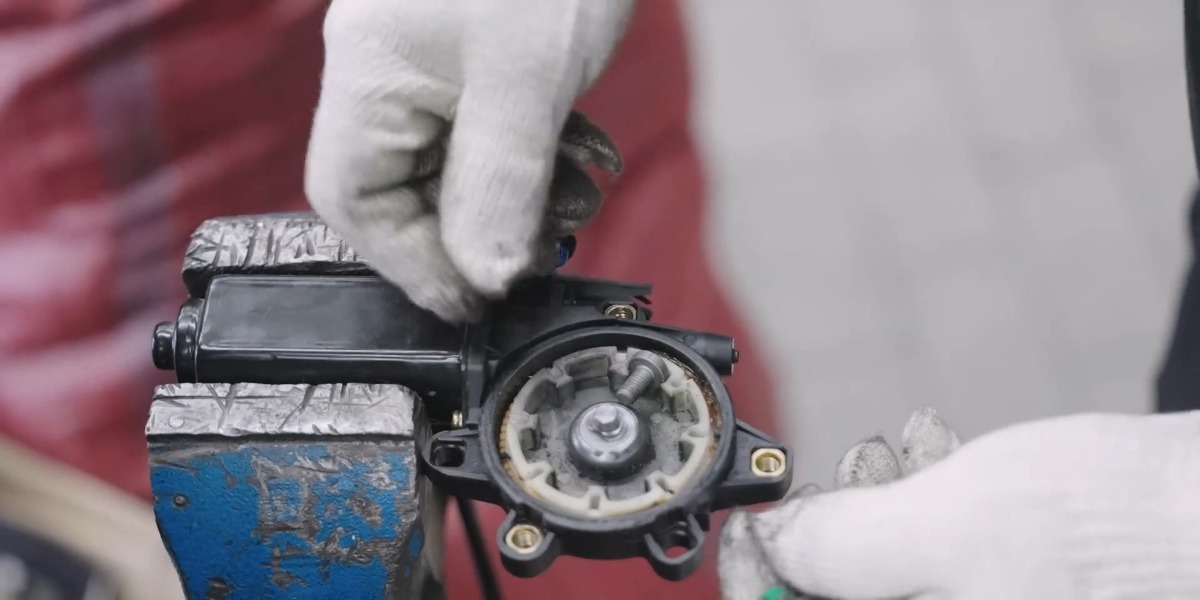 더쿠 - 가게 근처 사장님이 타는 SM525 차량 부품이 근처에 없어서 급하게 자체제작한 유투버 메르카바 박규열 대표.jpg