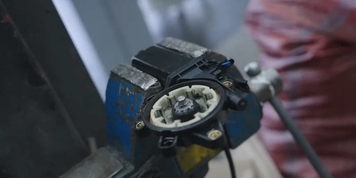 더쿠 - 가게 근처 사장님이 타는 SM525 차량 부품이 근처에 없어서 급하게 자체제작한 유투버 메르카바 박규열 대표.jpg