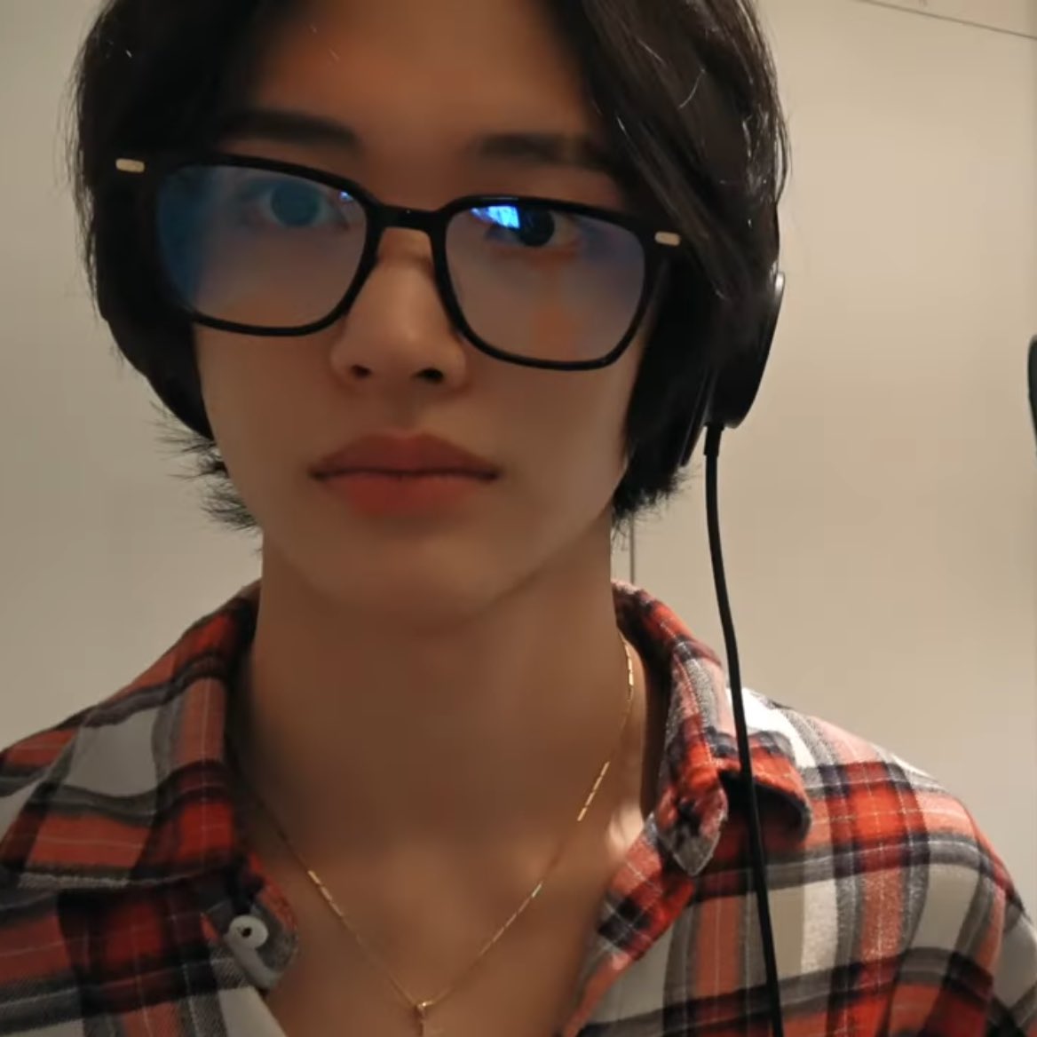 더쿠 - 박원빈 너드미넘치게 입다가 다음날 명치넥(?)입고 등장할때 kijul