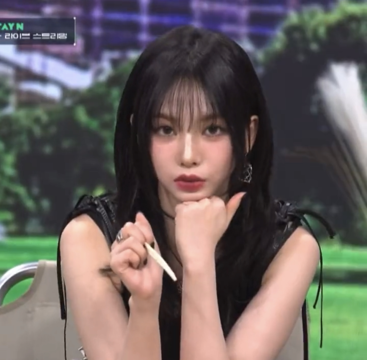 더쿠 - 카리나 이 머리할때 메이크업 바꿔서 하는뎅