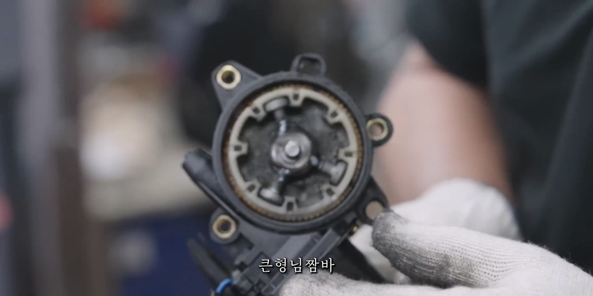 더쿠 - 가게 근처 사장님이 타는 SM525 차량 부품이 근처에 없어서 급하게 자체제작한 유투버 메르카바 박규열 대표.jpg