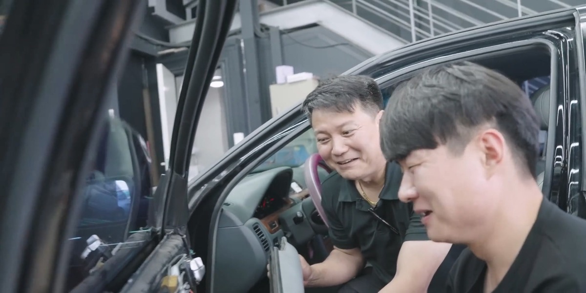 더쿠 - 가게 근처 사장님이 타는 SM525 차량 부품이 근처에 없어서 급하게 자체제작한 유투버 메르카바 박규열 대표.jpg