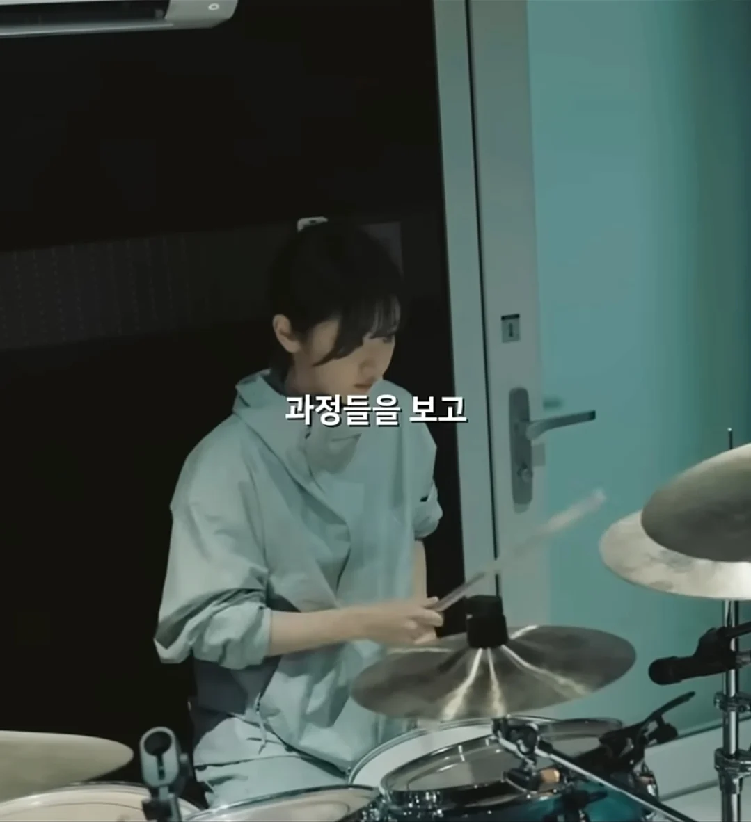 더쿠 - YB 윤도현이 보는 QWER.jpg