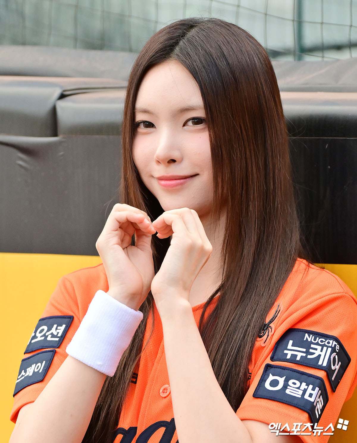 더쿠 - [KBO] 오늘자 유니폼 상하의 풀착하고 한화 시구한 아일릿 윤아.twt