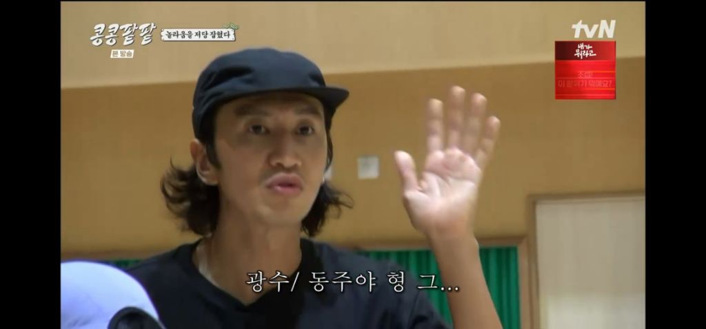 더쿠 - [콩콩팥팥] 여자 1명 배드민턴 이겨보겠다고 남자 4명이서 달려든 결과 ㅋㅋㅋㅋ